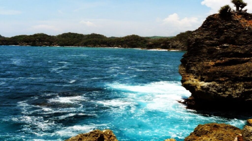 Pantai Jonggring Saloko, Pemandian Para Dewa - Berita Malang Raya ...